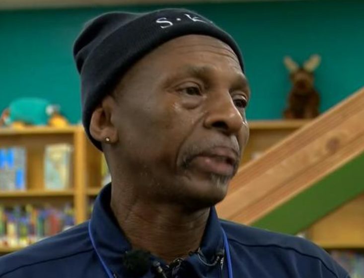 The act of colleagues made this elderly janitor cry. That's what happened