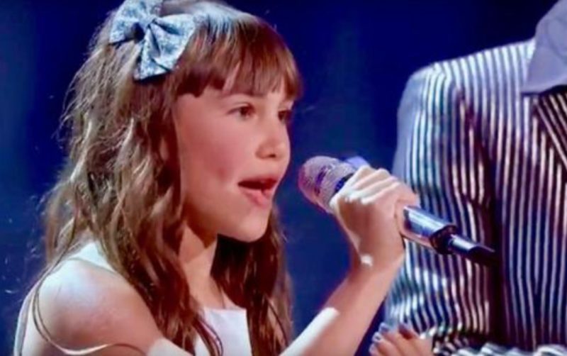 Applause sets in as a young Irish girl sings Наllelujah