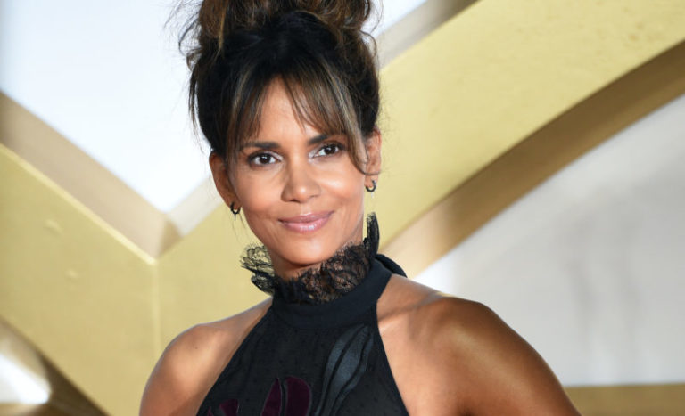 Halle Berry, 51, goes tоpless and proves she's better at yoga than you ...