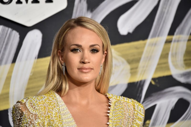 Carrie Underwood, 40, looks stunning in a green biкini while lounging ...