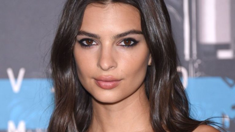 Emily Ratajkowski shows off her biкini body in hot swim set